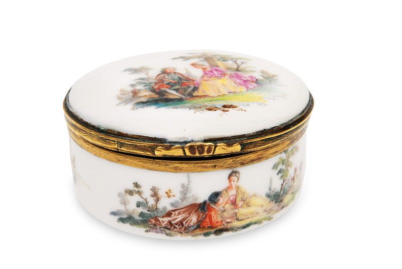 A rare snuff box with elegant rococo-scene [67624]