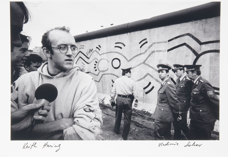 Vladimir Sichov - Keith Haring in front of the Berlin Wall
