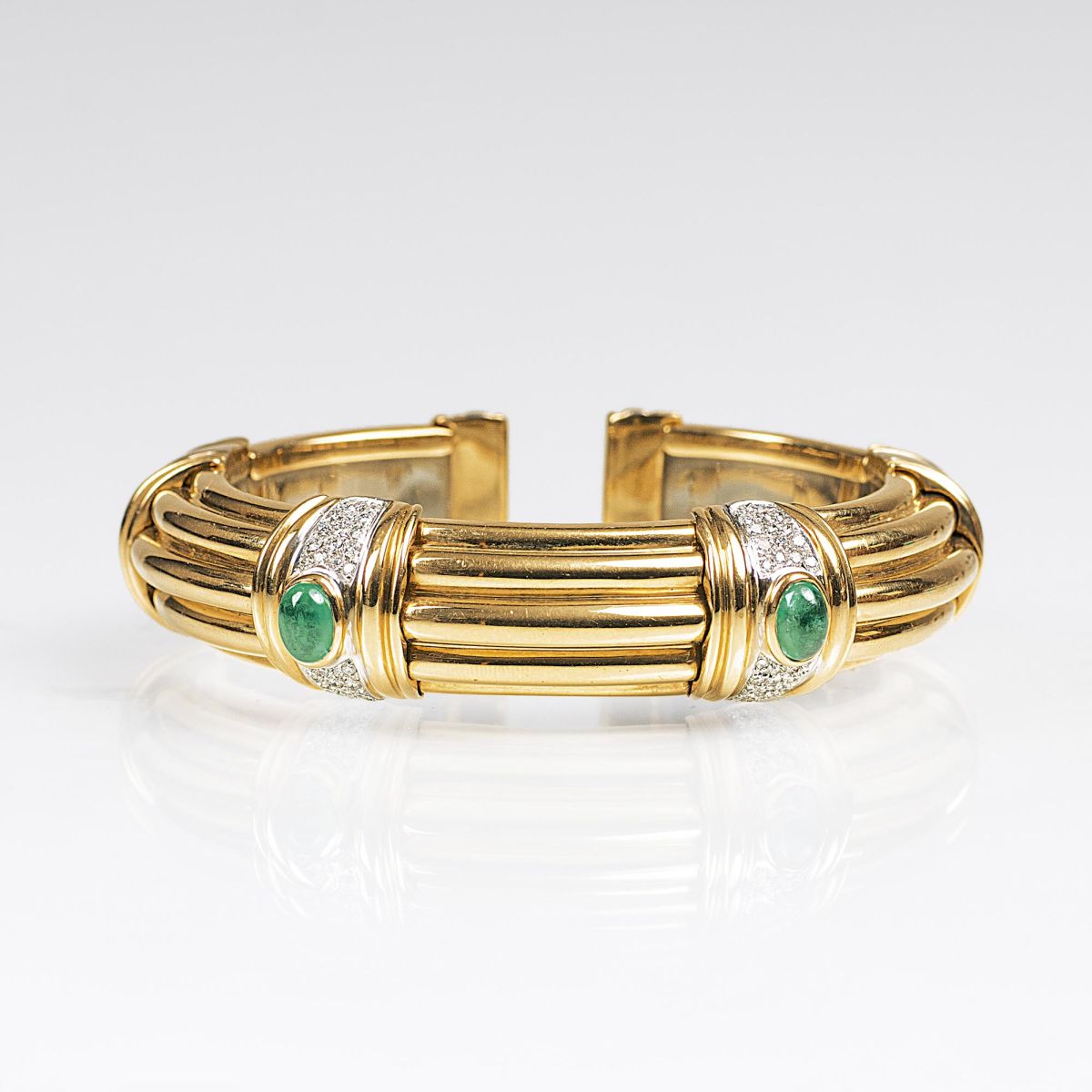 Eleganter Goldarmreif mit Smaragd- und Brillant-Besatz