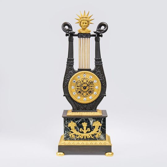 Hémon, Paris, erw. 1812: Klassizistische Empire Pendule in Lyraform ...